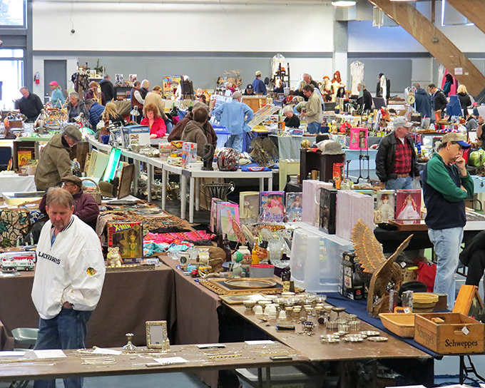 When the sun goes down, the real treasure hunters come out to play in this nocturnal shopping paradise.