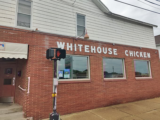 White House Chicken keeps things refreshingly simple, letting their legendary Barberton bird do all the talking.