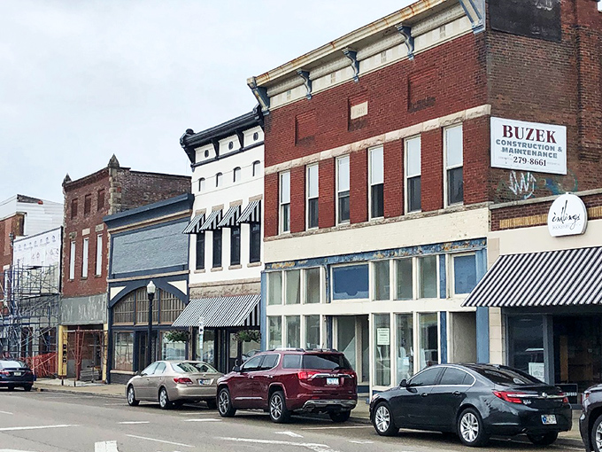 In Bedford, even the most impressive buildings house shops and restaurants with surprisingly modest prices. Limestone luxury without the cost!