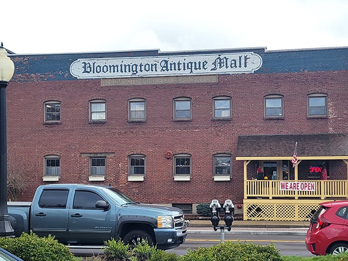 College town meets antique paradise where students and collectors hunt for different kinds of knowledge.