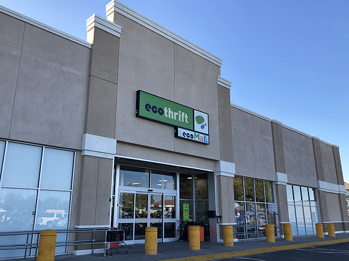 The generous parking and modern design make sustainable secondhand shopping both convenient and appealing here.