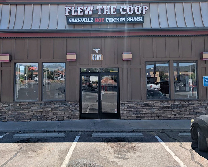 Flew the Coop brings Tennessee tradition to tourist country, where spice levels challenge even desert dwellers.