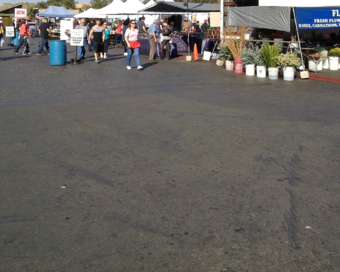 Flower power meets bargain hunters! Kobey's colorful corridor blooms with fresh roses and carnations, adding sweet perfume to the treasure-hunting experience.