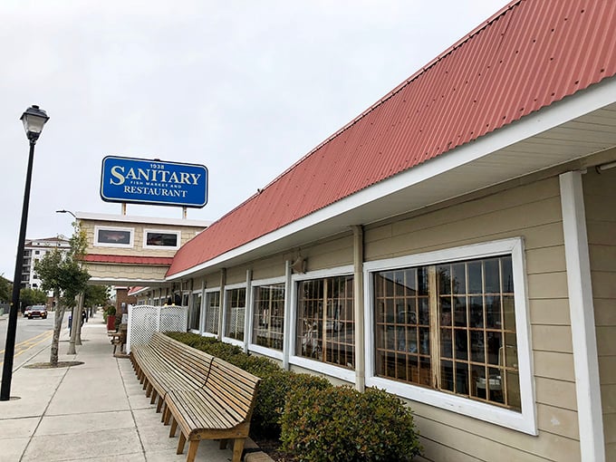 That red roof has sheltered countless seafood lovers through decades of delicious memories.