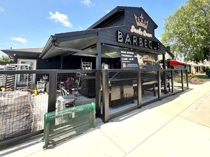 The sleek modern design of Smoke Queen proves great BBQ doesn't always come from weathered shacks&mdash;sometimes royalty wears black.