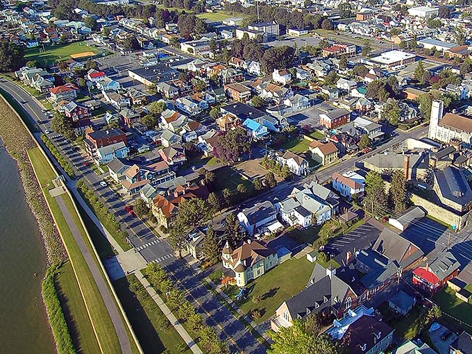 When Sunbury throws a party, even the streets dresses up in its finest glow. Talk about making an entrance!