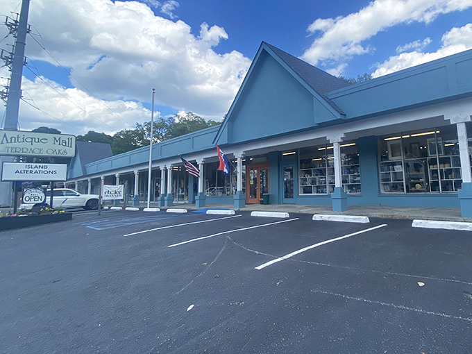 That covered porch whispers "slow down and enjoy the hunt" in true Charleston style.