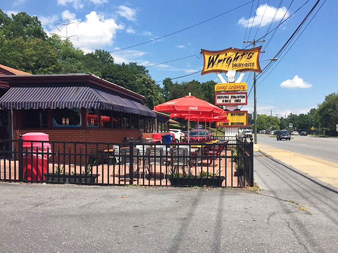 Red roof, retro vibes, and thick milkshakes - this place understands that some classics never go out of style.