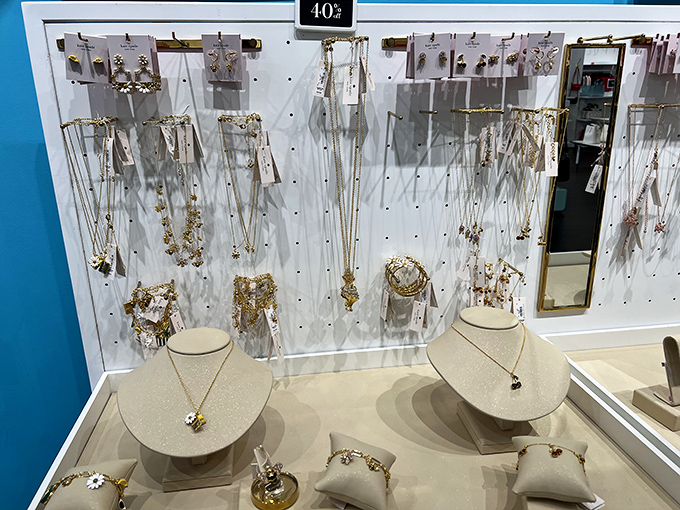 Here&rsquo;s the sparkle you didn&rsquo;t know you needed&mdash;golden necklaces dancing like Broadway lights on opening night.