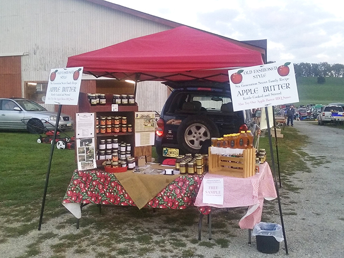 Homemade apple butter displayed with country charm. Each jar contains autumn afternoons and grandma's kitchen wisdom, no preservatives needed.