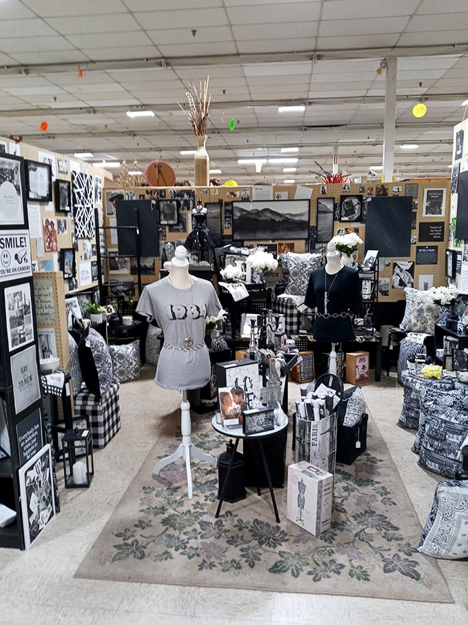 Black and white never goes out of style. This meticulously arranged booth looks like a magazine spread waiting to inspire your next room makeover.