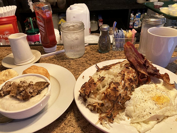 Breakfast perfection: crispy hash browns, eggs with personality, and bacon that should be in the Crispy Hall of Fame.