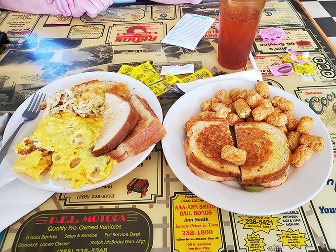 When breakfast platters collide! An omelet that defies physics alongside crispy toast and those addictive tater tots that disappear faster than you'd admit.