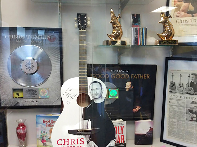 Even Grammy-winning musicians get the salt treatment here &ndash; proving Grand Saline's mineral fame reaches far beyond culinary circles.