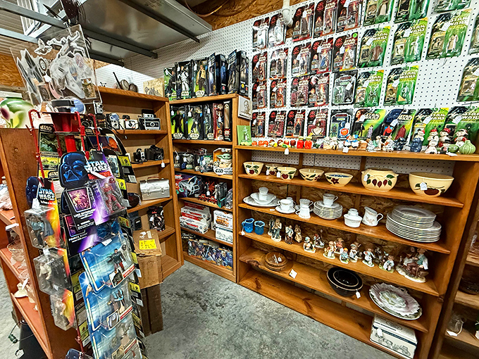 Star Wars meets Pyrex paradise! This vendor knows exactly how to appeal to both sci-fi collectors and vintage kitchenware enthusiasts.