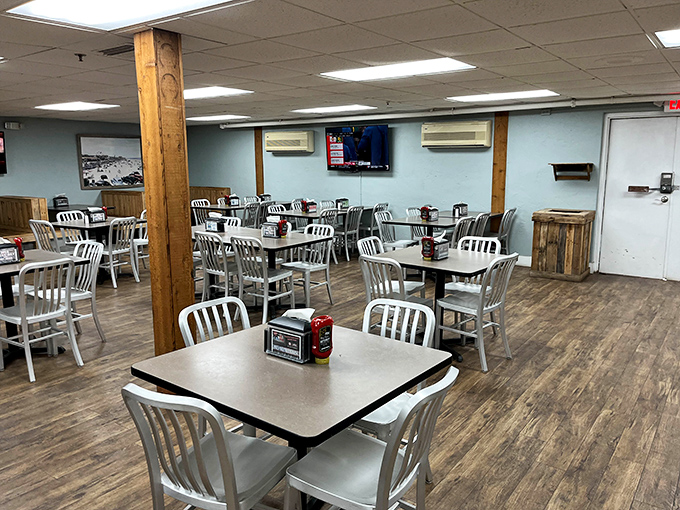 Cafeteria simplicity at its finest&mdash;where shoppers refuel for round two of treasure hunting with no-nonsense nourishment.
