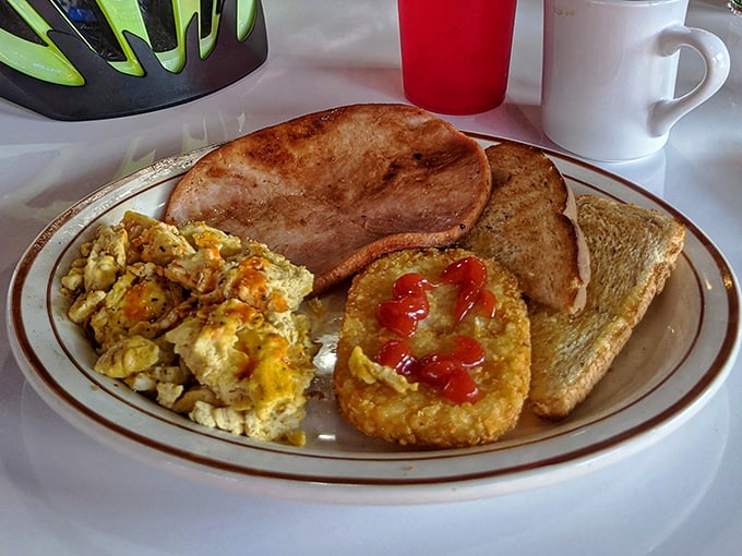 A breakfast plate that says "Good morning" with more enthusiasm than you'll have until after your second coffee. Pure comfort on a classic diner plate.