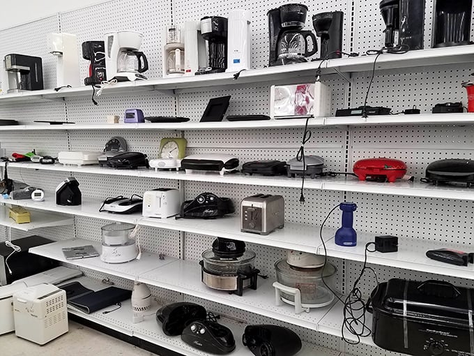 Kitchen gadgets galore &ndash; someone's culinary dreams became your bargain-hunting reality in this appliance wonderland. 