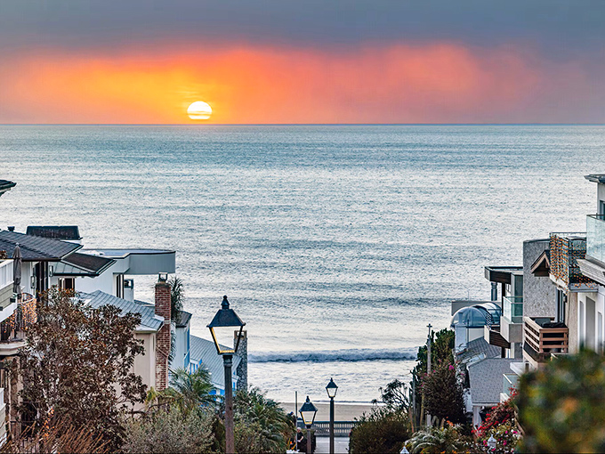 When the sun bids farewell over Manhattan Beach, it doesn't just set&mdash;it puts on a full technicolor performance worthy of a standing ovation.