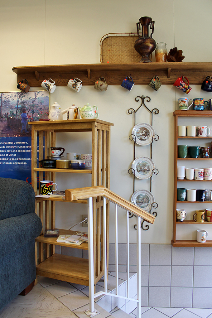 Home décor that spans decades—from grandma-chic to mid-century modern. That mug rack alone could start conversations at your next dinner party.