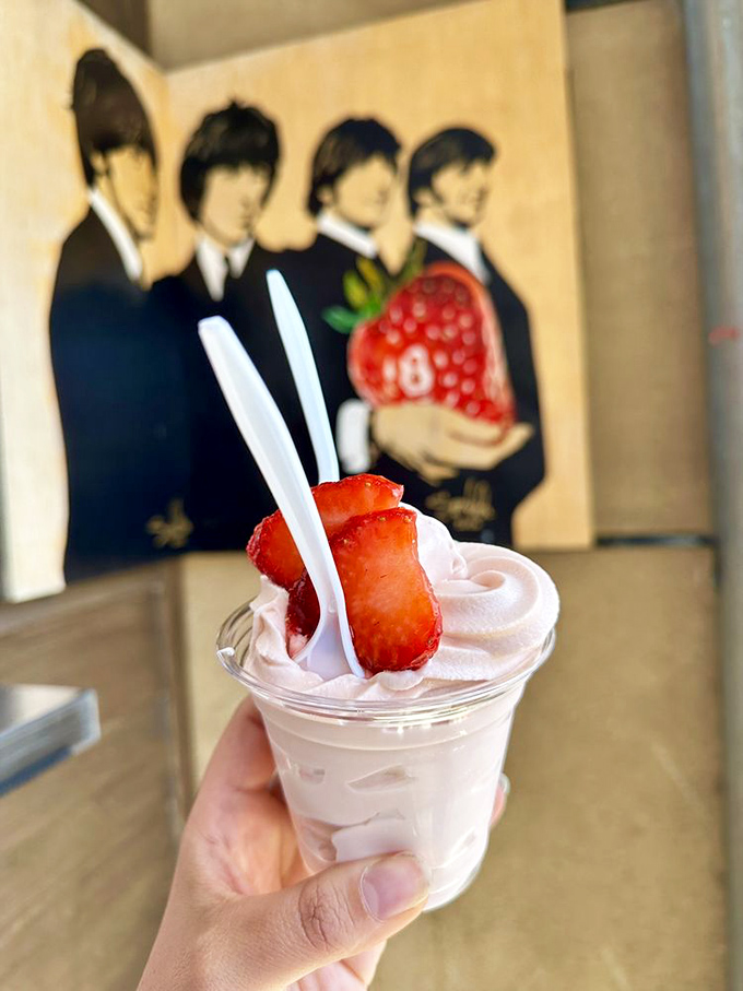 A strawberry sundae so photogenic it should have its own modeling contract.
