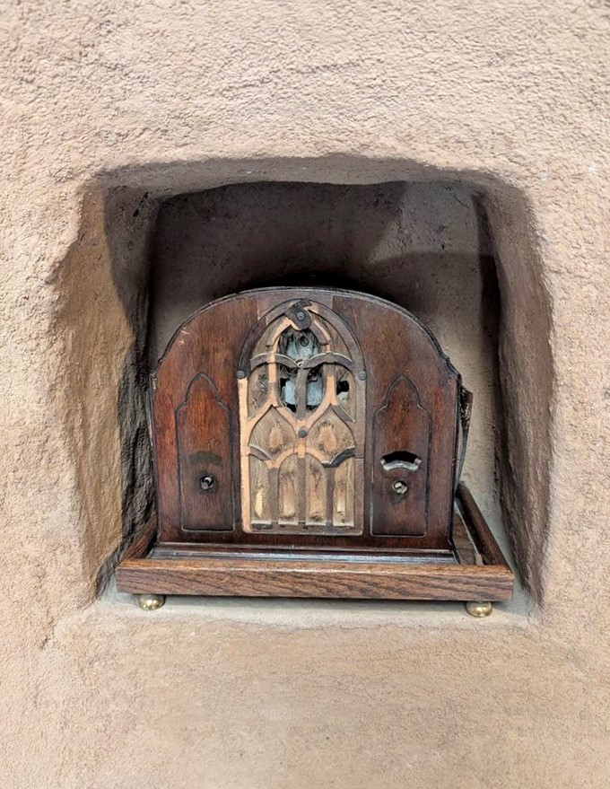 A vintage radio nestled in its own alcove&mdash;entertainment built right into the walls. The original smart home, circa 1920s.