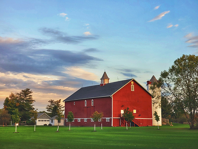 This picture-perfect red barn wouldn't look out of place on a jigsaw puzzle or calendar&mdash;quintessential Midwest in living color.