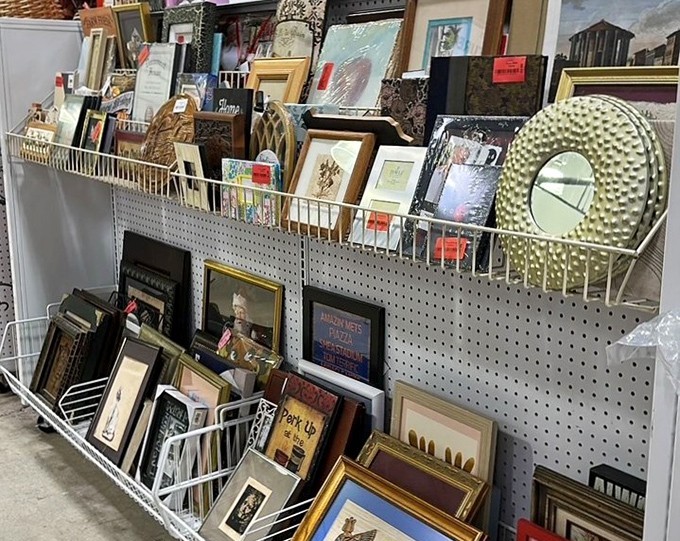 The frame section: a gallery of possibilities waiting for your memories. That ornate gold one is practically begging for your vacation photo.