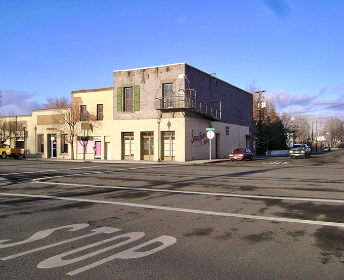 Alturas spreads across high desert valleys like a comfortable old quilt stitched together with genuine hospitality.