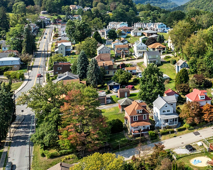 Gateway to giants - Oakhurst's downtown offers mountain views that'll make your smartphone camera weep with joy. 
