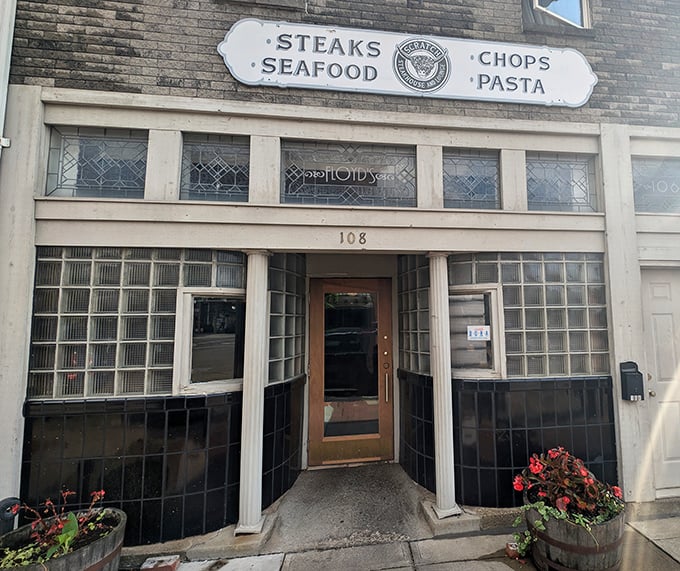 Scratch's contemporary design hints at the from-scratch philosophy that makes every meal feel personally crafted.