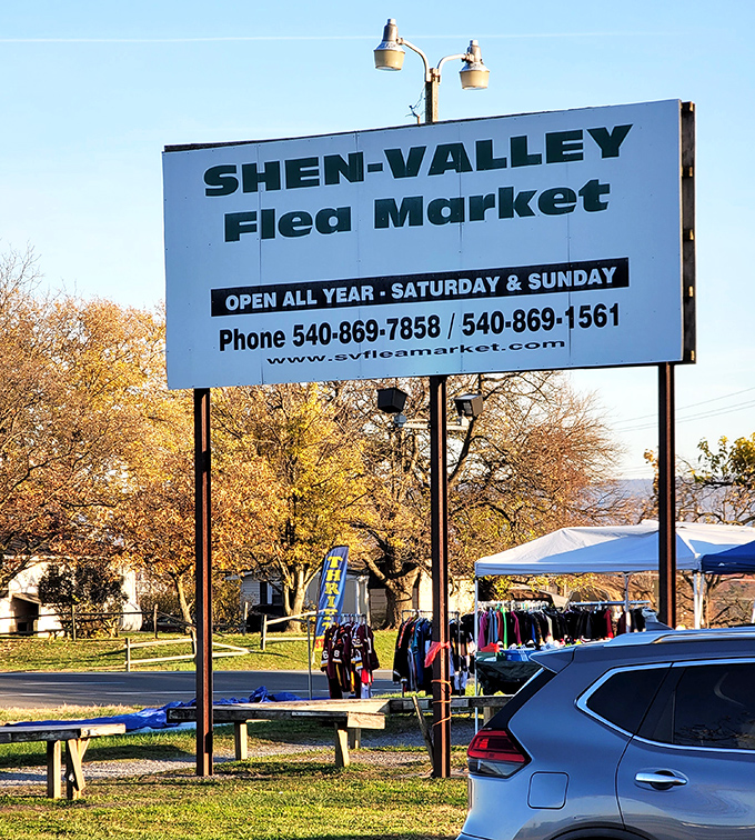 Cars gather like wagons at an old-fashioned trading post, ready for country-style treasure hunting.