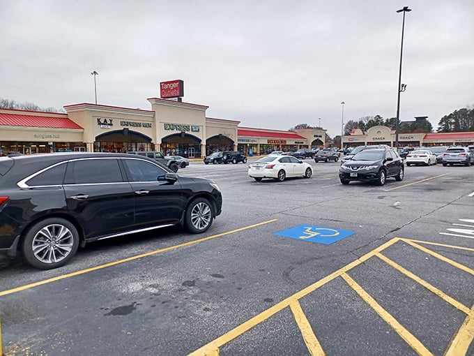 Red roofs and wide walkways welcome families to this perfectly located outlet destination between major cities.