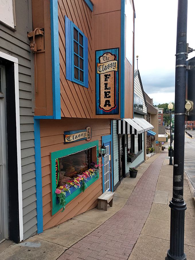 The Classy Flea's charming exterior brings boutique vibes to bargain hunting. Where "secondhand" and "sophisticated" aren't mutually exclusive terms.