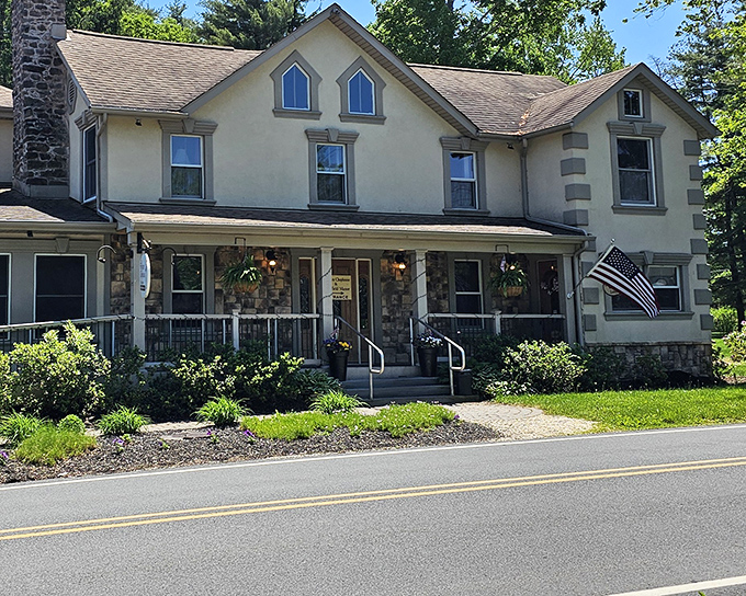 Country charm meets seafood sophistication. This house serves ocean treasures that would make mermaids jealous.