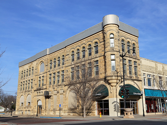 Arkansas City's Chamber of Commerce welcomes visitors to a downtown where your shopping dollar goes the extra mile.