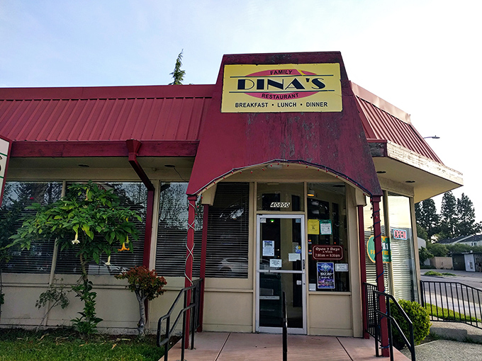 That welcoming red roof has been sheltering hungry families and fantastic comfort food for generations of diners.