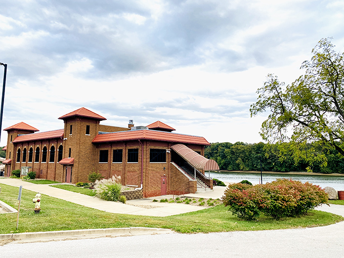 Brick and arches with a dash of drama&mdash;like a lasagna with one extra, unexpected layer.