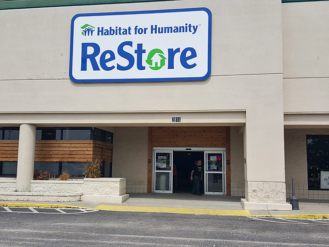 That welcoming entrance says "come on in" to DIY warriors and weekend decorators hunting for their next project. 