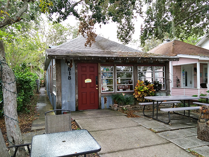 The outdoor picnic tables invite you to slow down and savor barbecue the way it's meant.