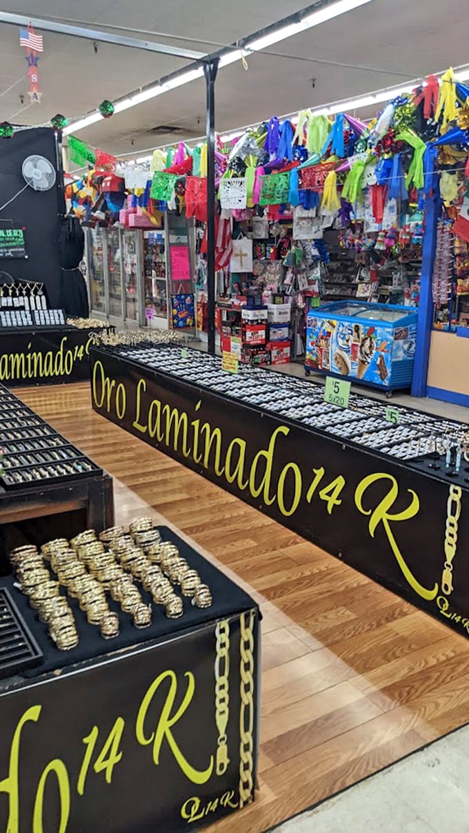 Oro Laminado displays glitter under fluorescent lights. All that glitters isn't gold, but it sure is tempting!