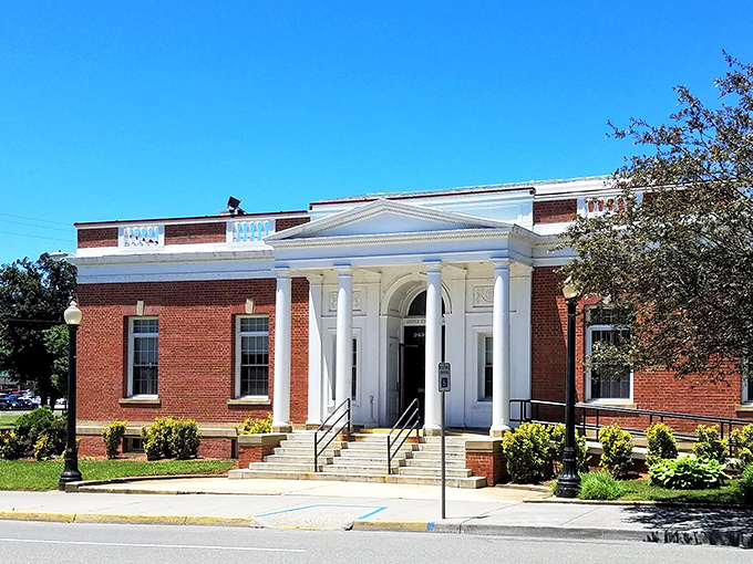 This Pulaski landmark serves colonial elegance with a side of accessibility&mdash;those columns are giving me serious "Mount Vernon meets Main Street" energy.
