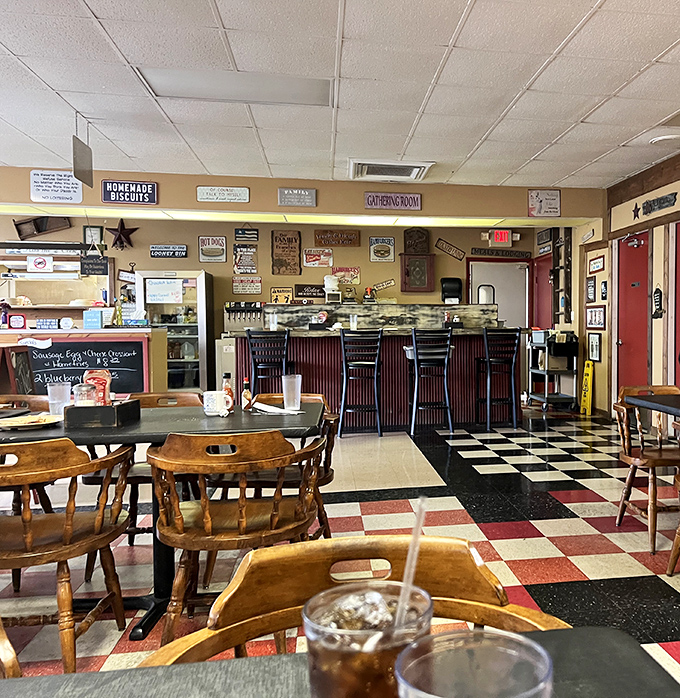 Inside, checkered floors and wooden chairs create the perfect stage for comfort food magic.