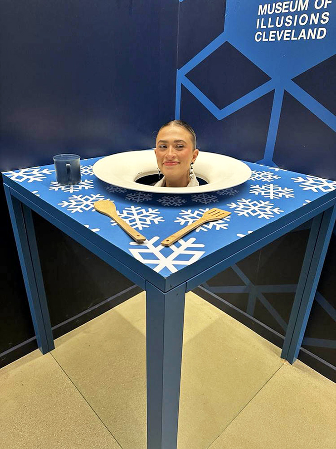 "Would you like some human with your dinner?" This head-on-a-platter illusion gives "dinner theater" a whole new meaning.