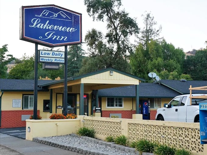 The Lakeview Inn &ndash; where rates are as refreshingly modest as the d&eacute;cor. No pretension, just a clean bed near that gorgeous lake.