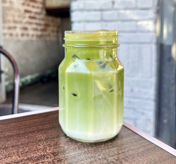 That matcha latte in a mason jar says "we're hip" without trying too hard&mdash;refreshingly unpretentious.