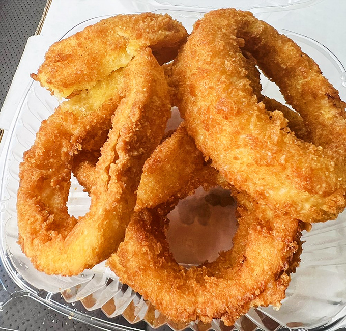 Golden onion rings with the perfect crunch-to-tenderness ratio. Like edible bracelets that somehow taste better than they look.