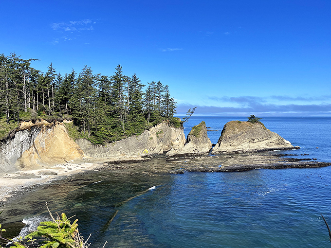 Hidden coves like this make you feel like you've discovered your own private slice of Pacific paradise &ndash; minus the coconut drinks with umbrellas.