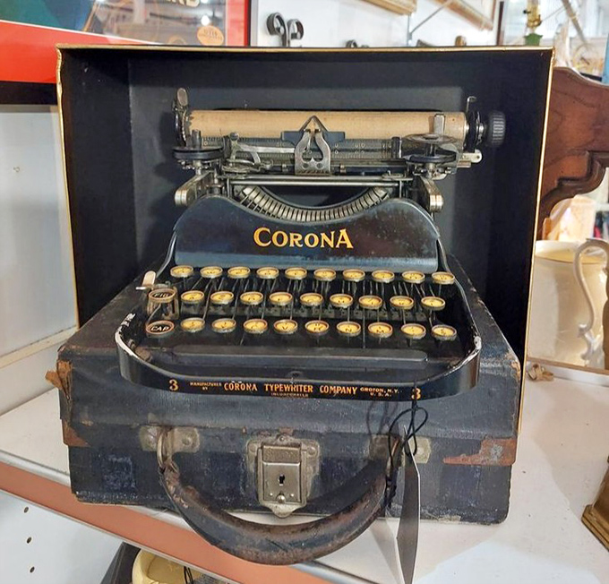 This Corona typewriter has probably written love letters, resignation notices, and maybe the Great American Novel that never got published.