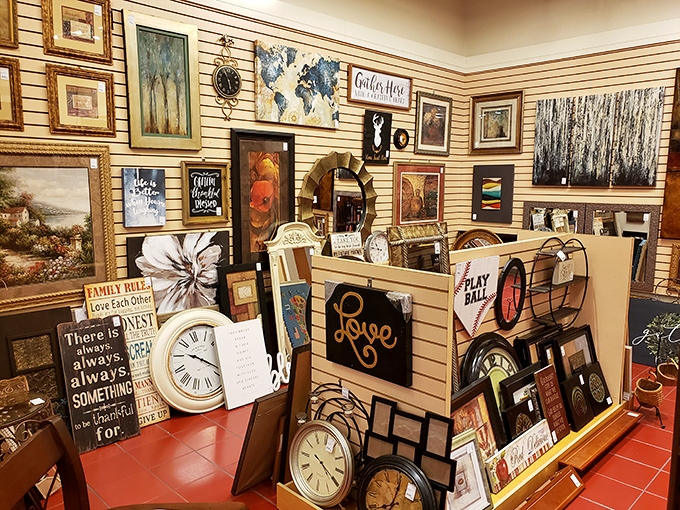 Wall art for every taste and philosophy. From "Family Rules" to world maps &ndash; decorate your walls with someone else's abandoned wisdom!